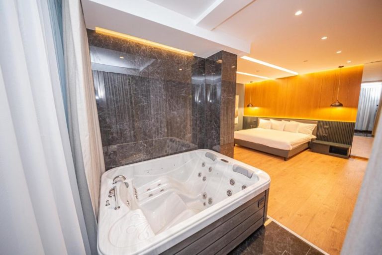 Deluxe Suite – Black Diamond Hotel