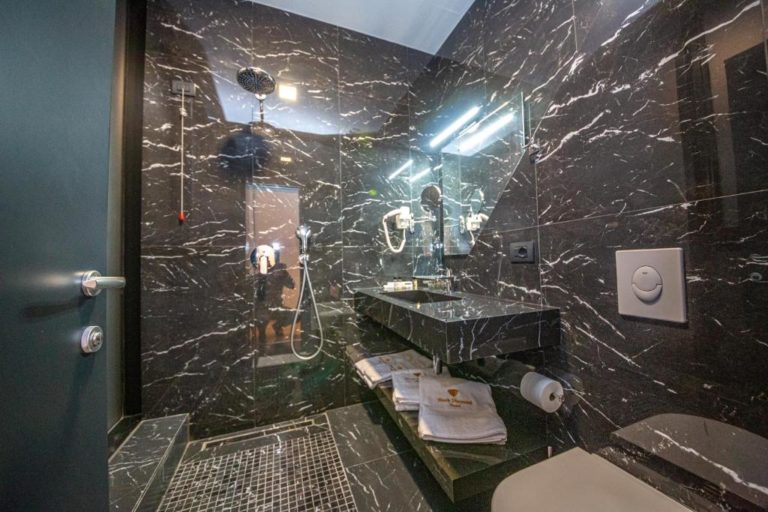 Deluxe Suite – Black Diamond Hotel